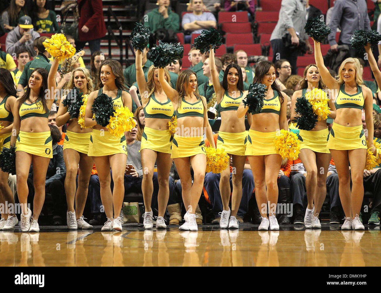 Oregon duck cheerleaders hi-res stock photography and images - Alamy