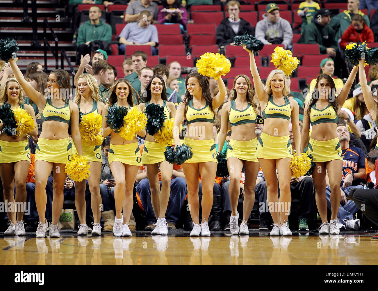 Oregon duck cheerleaders hi-res stock photography and images - Alamy