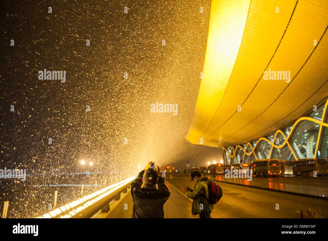 Kunming, China's Yunnan Province. 15th Dec, 2013. Passengers take ...