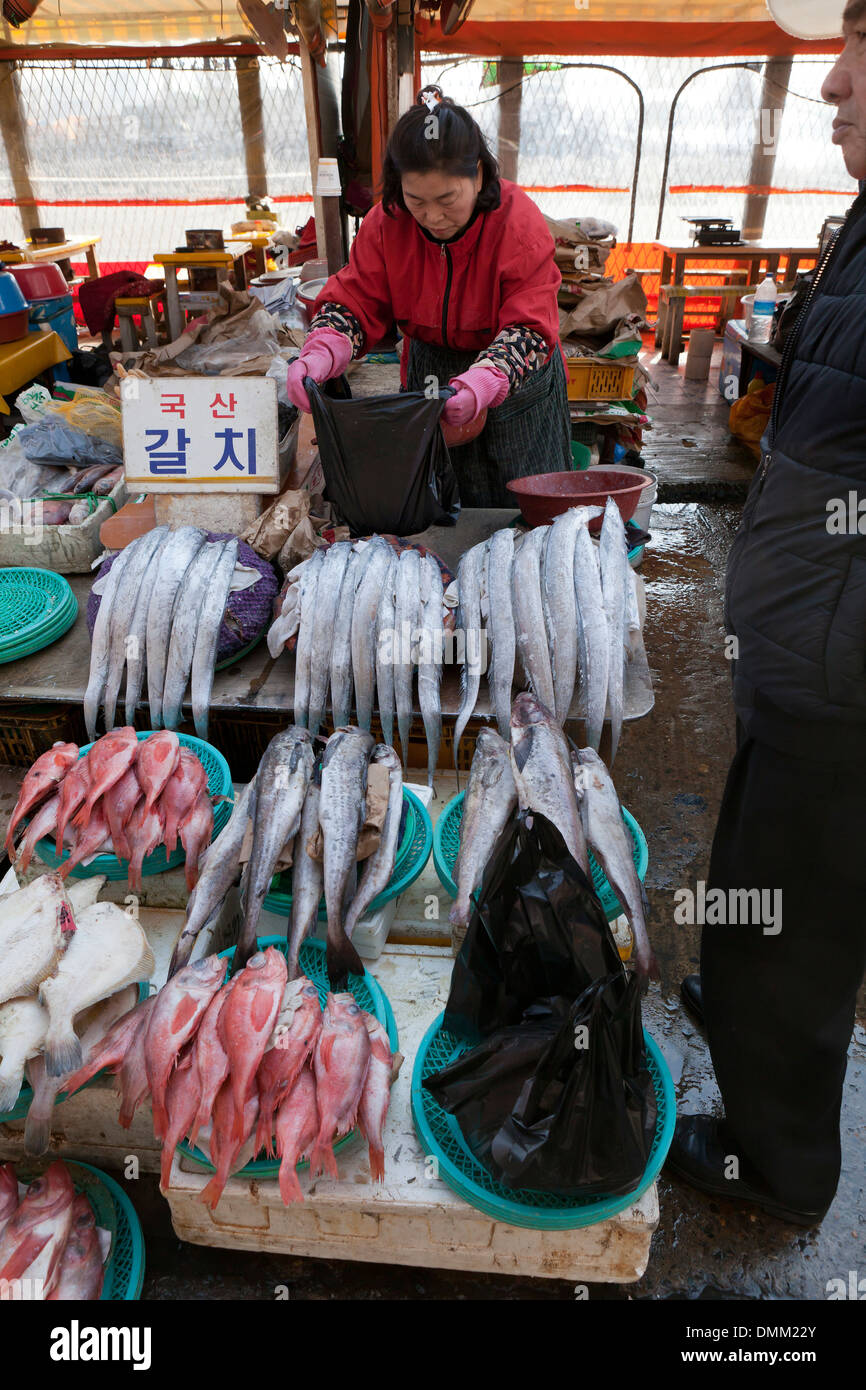 Fresh fish stand hi-res stock photography and images - Alamy
