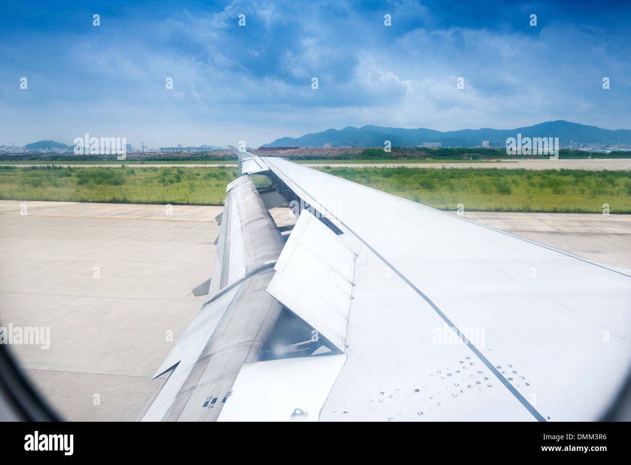Moving airplane hi-res stock photography and images - Alamy