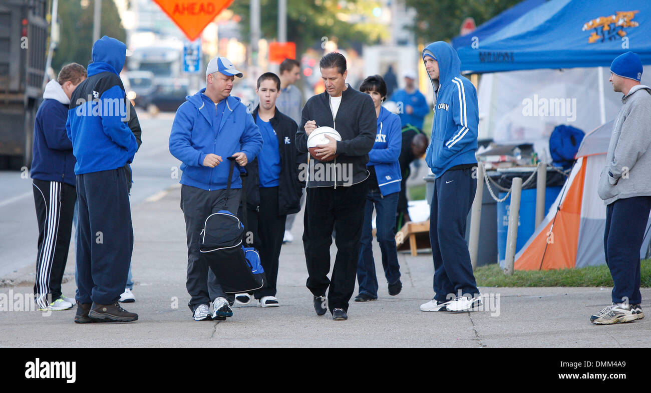Coach John Calipari, with son Bradley and wife Ellen behind him, signed ...