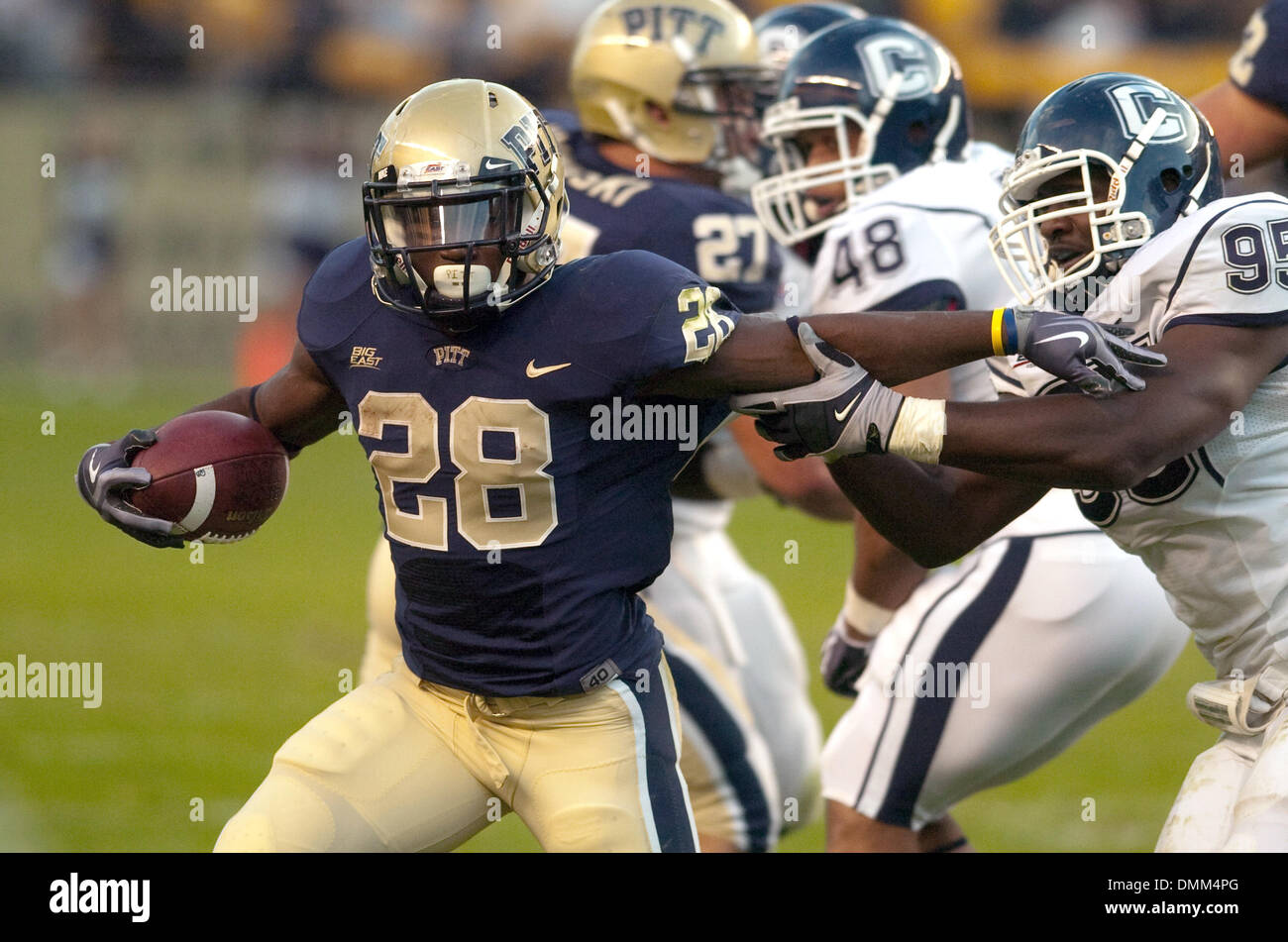 10 October 2009: Pittsburgh Panthers running back Deon Lewis (28) tries ...