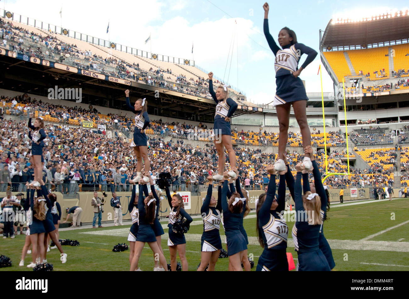 Pittsburgh panthers cheerleaders hi-res stock photography and images ...