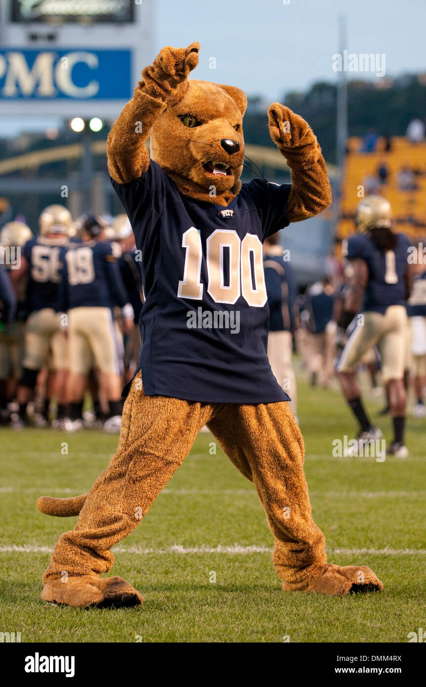 10 October 2009: The Pittsburgh Panthers mascot fires up the student ...