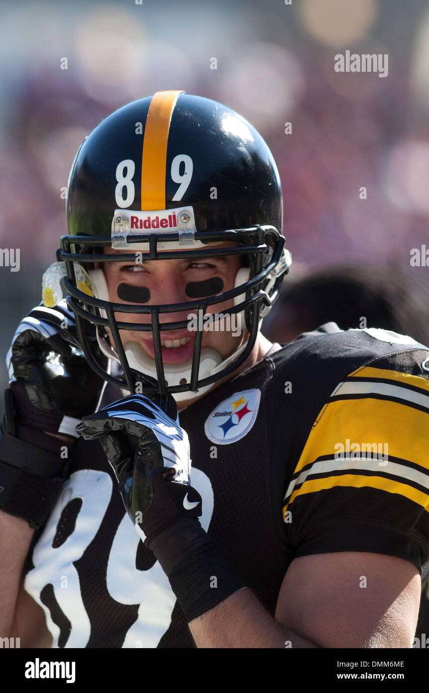 25 October 2009: Pittsburgh Steelers tight end Matt Spaeth (89) warms ...
