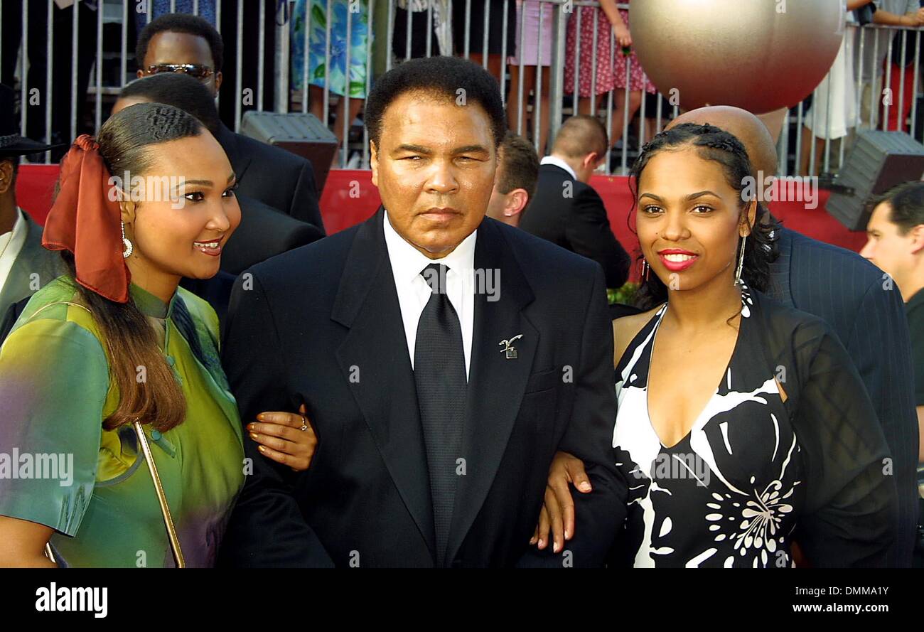 July 11, 2002 - Hollywood, CALIFORNIA, USA - MUHAMMED ALI AND HIS ...