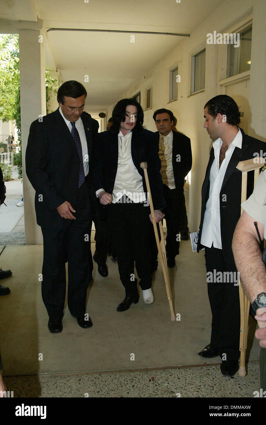 Dec. 3, 2002 - Santa Maria, CALIFORNIA, USA - MICHAEL JACKSON..ARRIVES ...