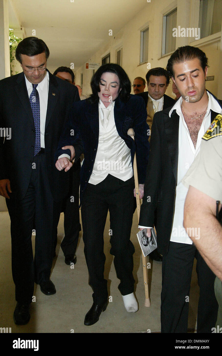 Dec. 3, 2002 - Santa Maria, CALIFORNIA, USA - MICHAEL JACKSON..ARRIVES ...