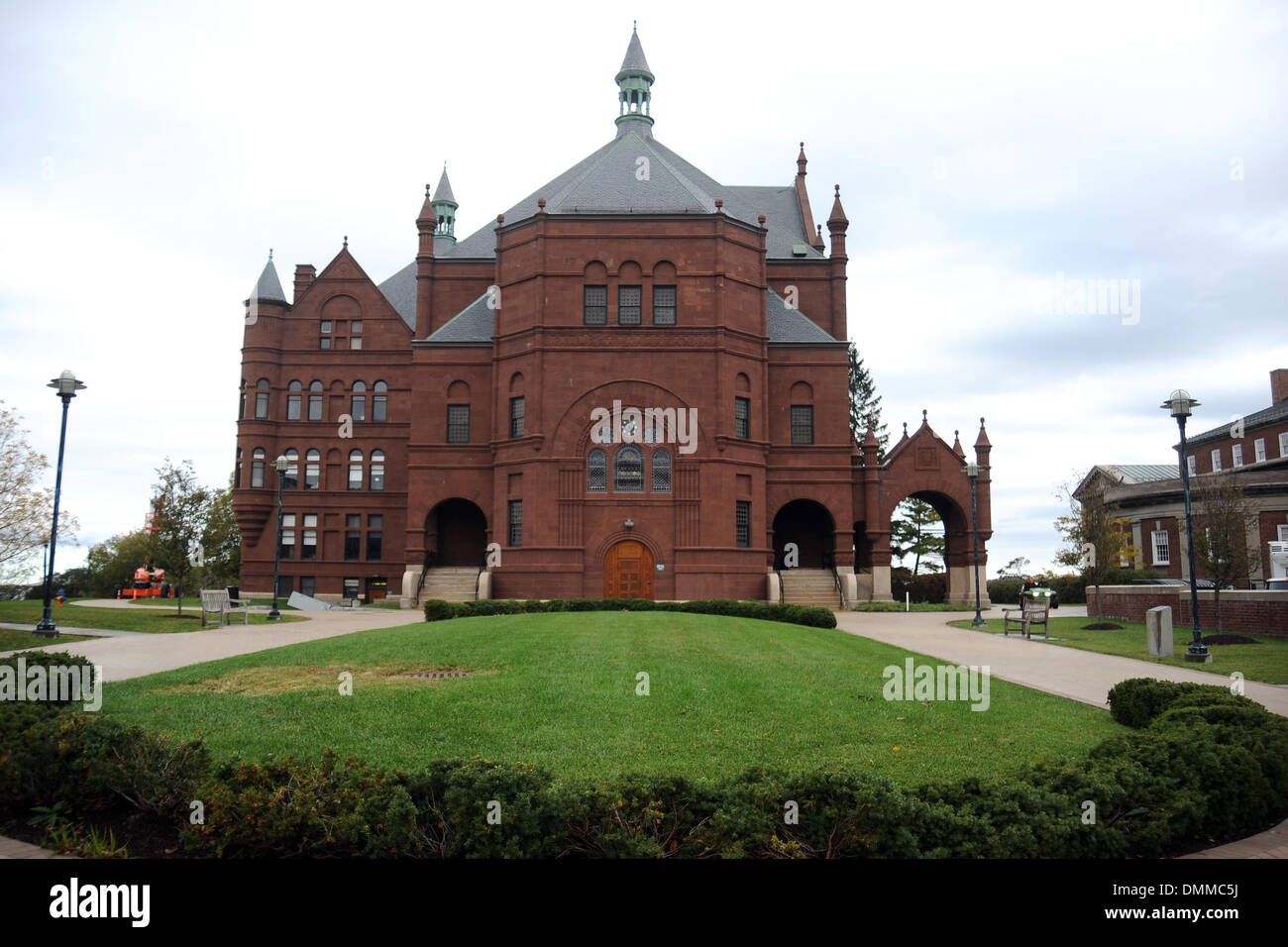 On syracuse university campus in syracuse hi-res stock photography and ...