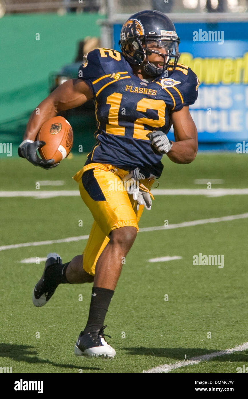 10 October 2009: Kent State Golden Flashes Sam Kirkland (12) runs 86 ...