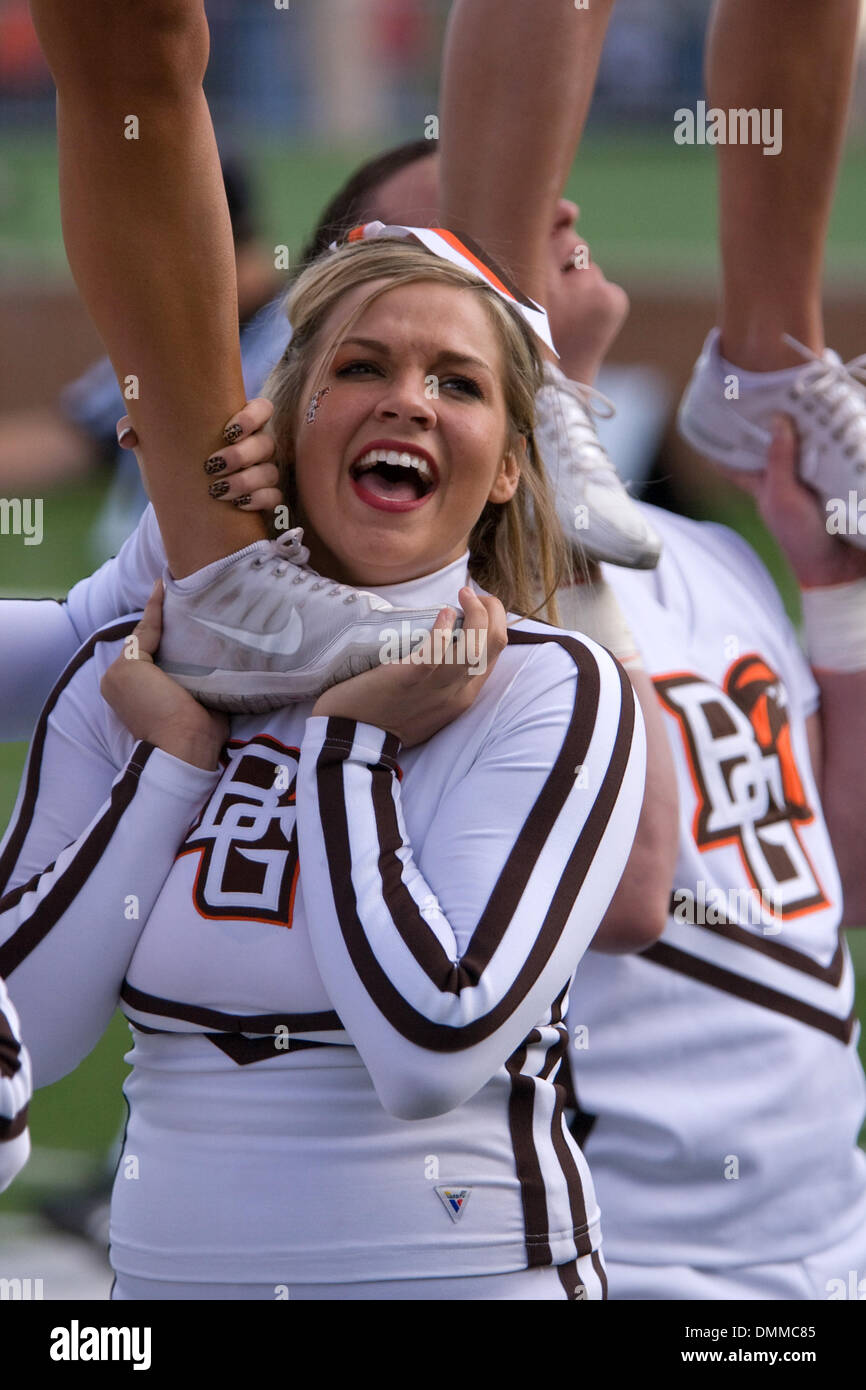 10 October 2009: A Bowling Green cheerleader during the NCAA college ...
