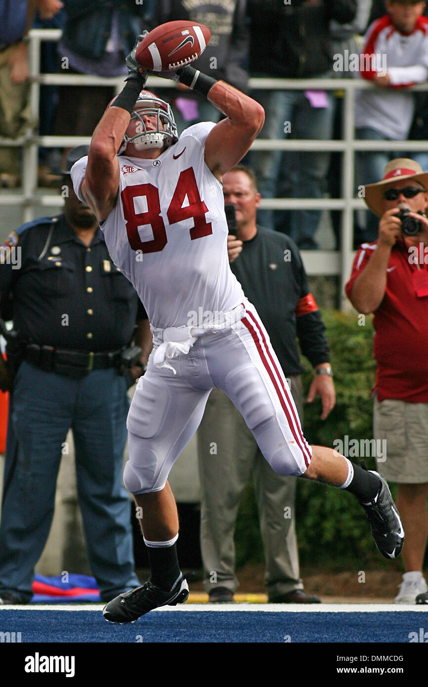 10 October 2009: Alabama TE Colin Peek reaches up for an incompletion ...
