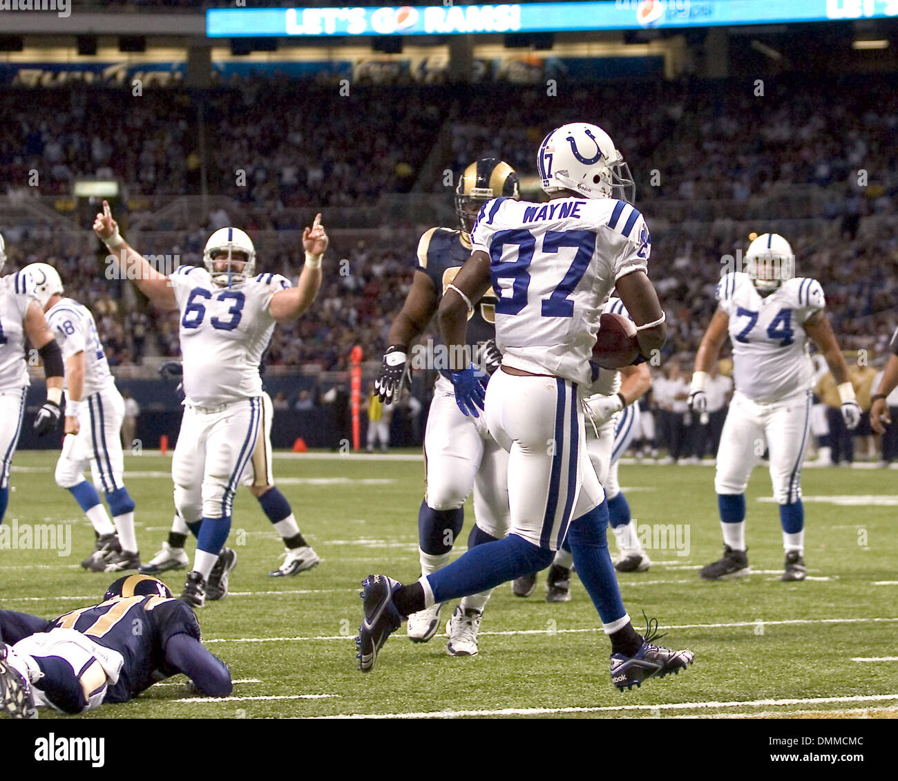 Indianapolis colts center jeff saturday hi-res stock photography and ...