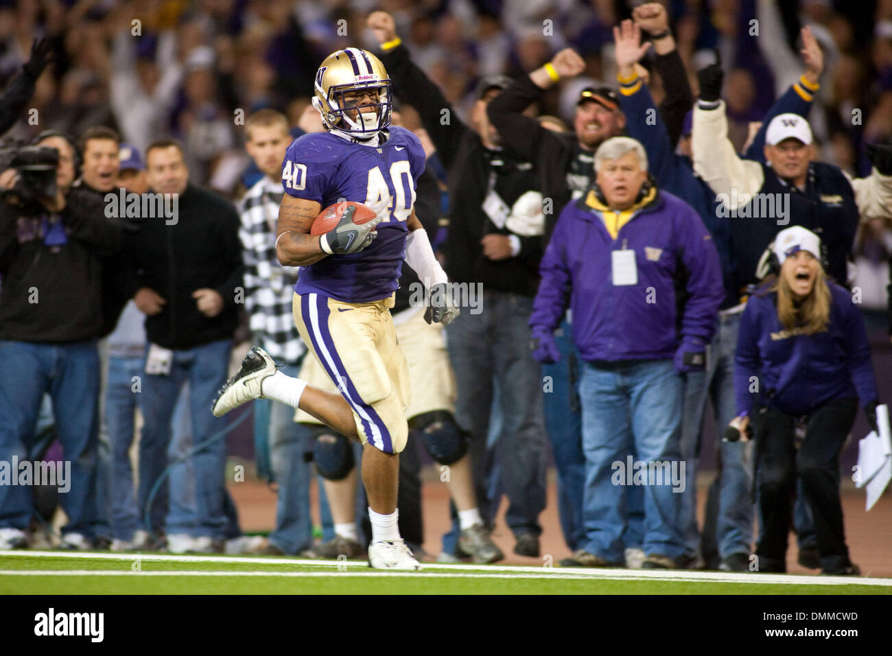 10 October 2009: Washington's Mason Foster (40) intercepts the ball for ...