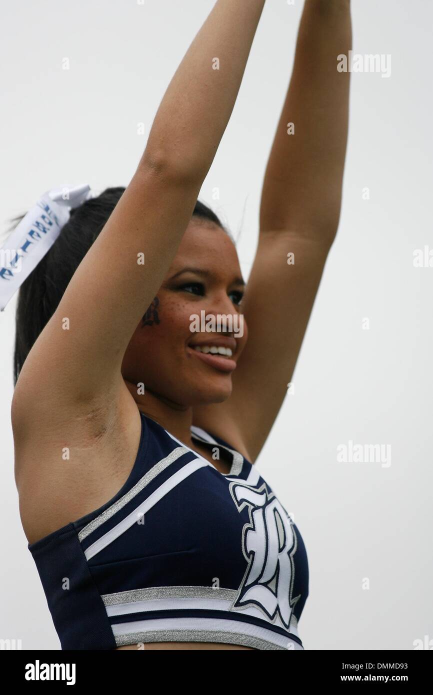 10 October 2009: Rice cheerleader getting the crowd to cheer along ...