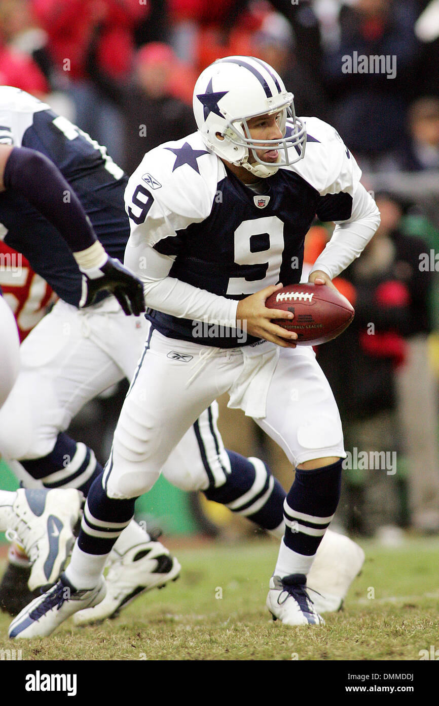 11 October 2009: Dallas Cowboys quarterback Tony Romo (9) looks to hand ...