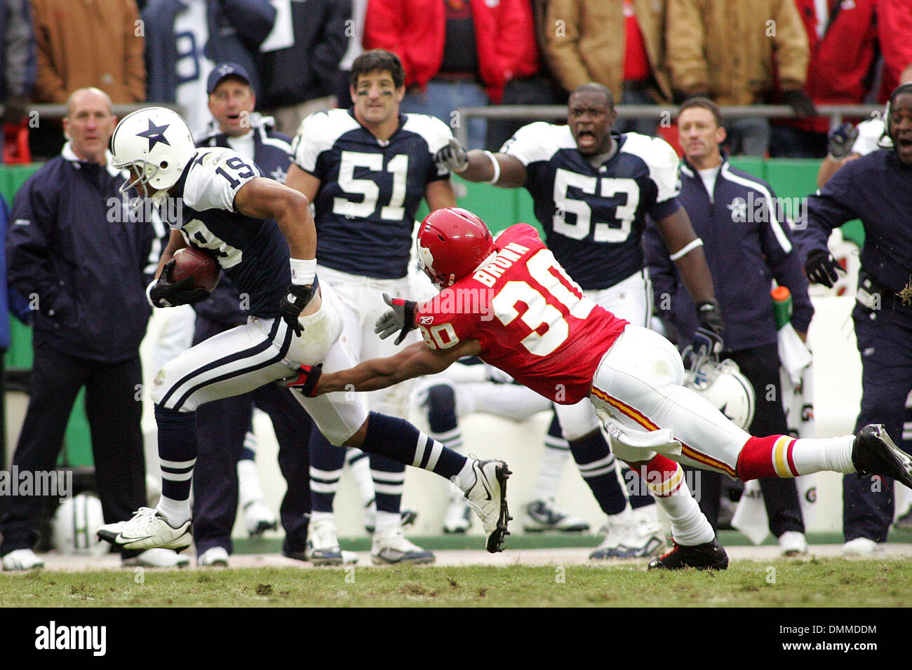 11 October 2009: Dallas Cowboys wide receiver Miles Austin (19) pulls ...