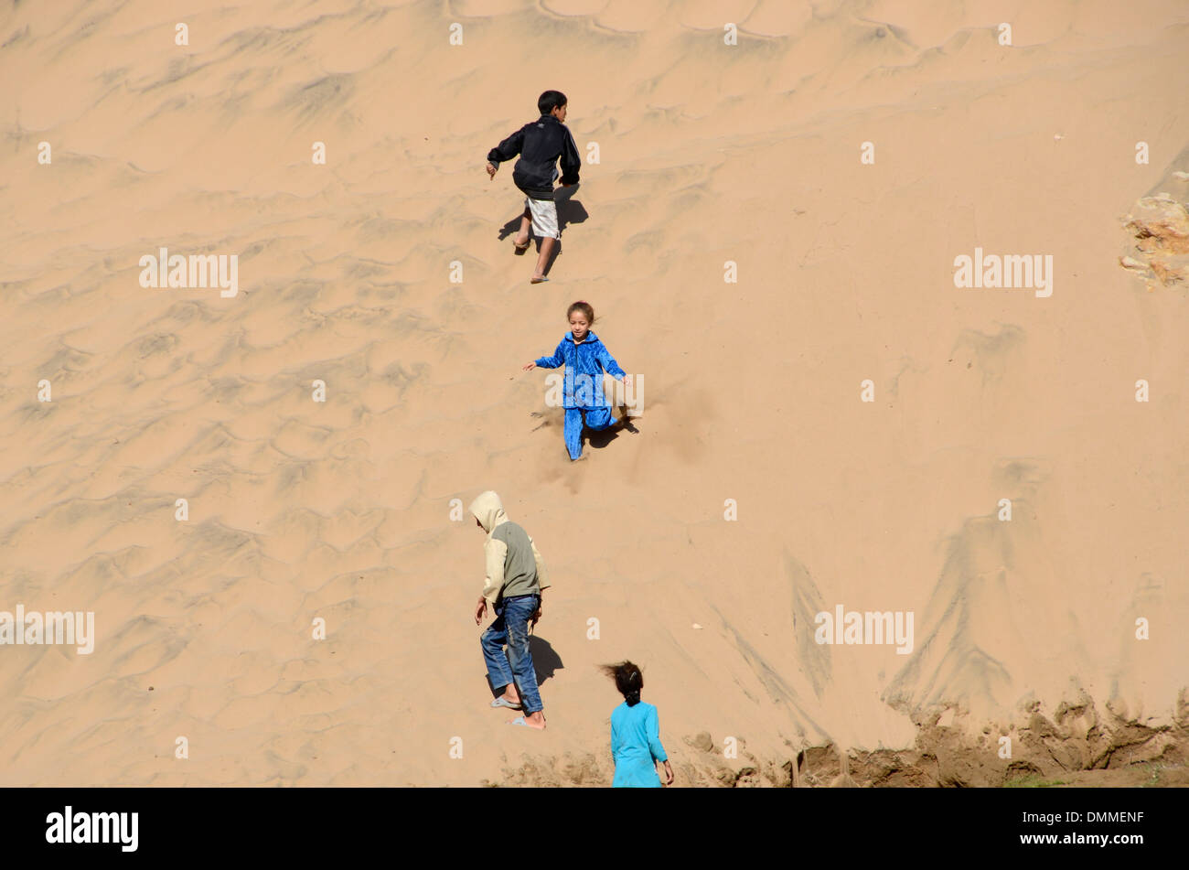 Children playing sand hi-res stock photography and images - Alamy