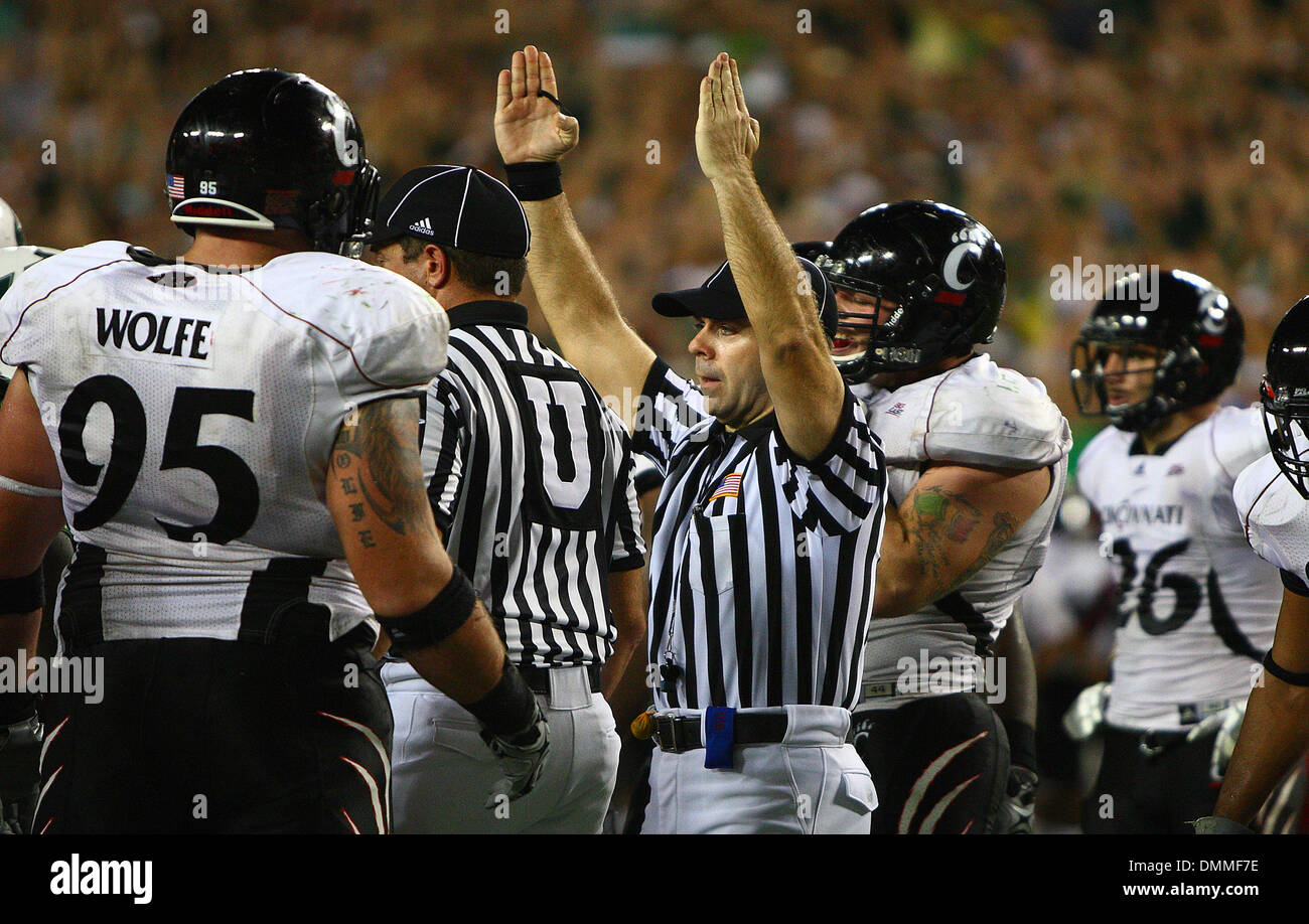Referee touchdown college hi-res stock photography and images - Alamy