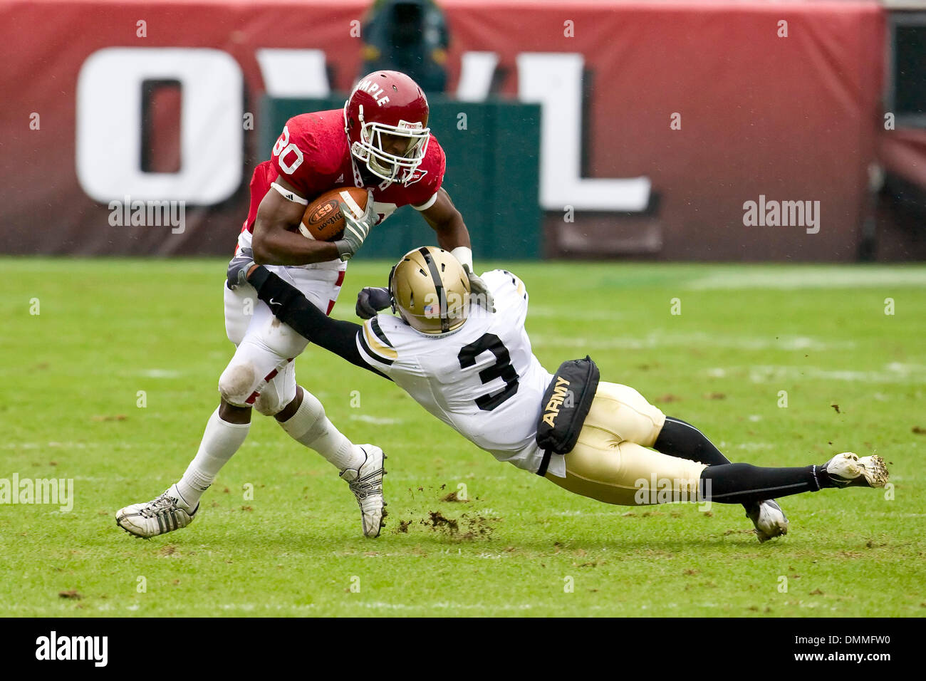 17 October 2009: Temple Owls running back Bernard Pierce (30) running ...