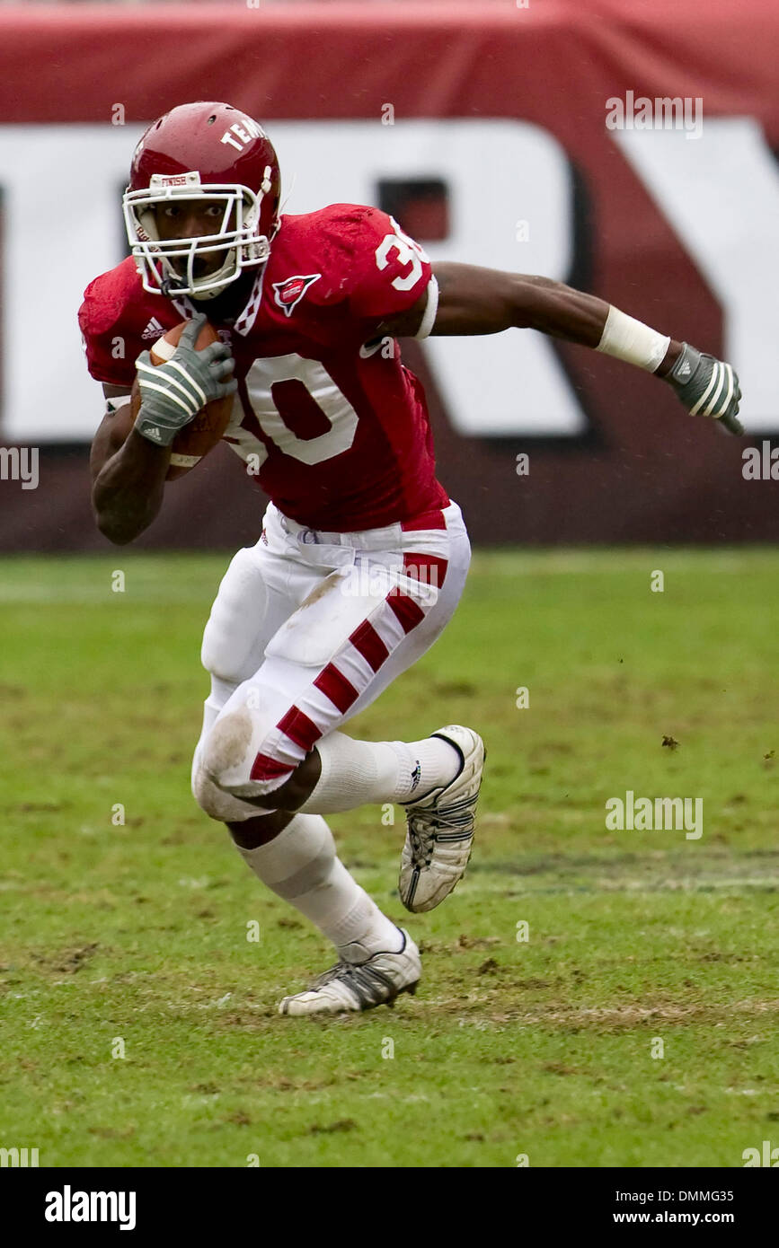 17 October 2009: Temple Owls running back Bernard Pierce (30) running ...
