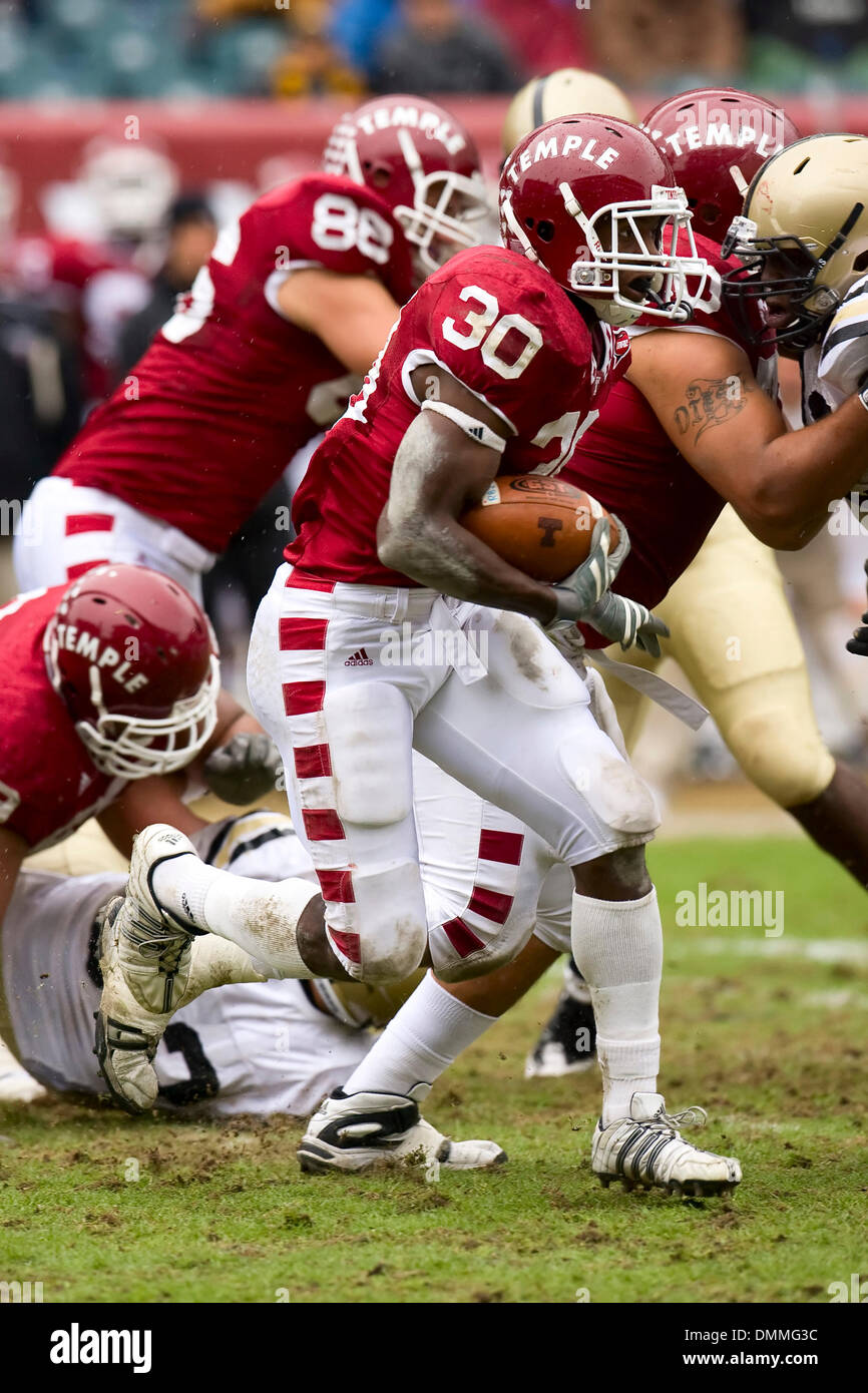 17 October 2009: Temple Owls running back Bernard Pierce (30) running ...