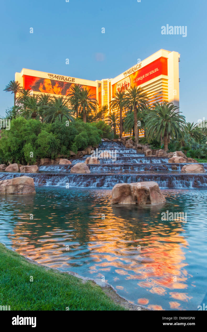 Exterior view of the mirage hotel and casino hi-res stock photography ...