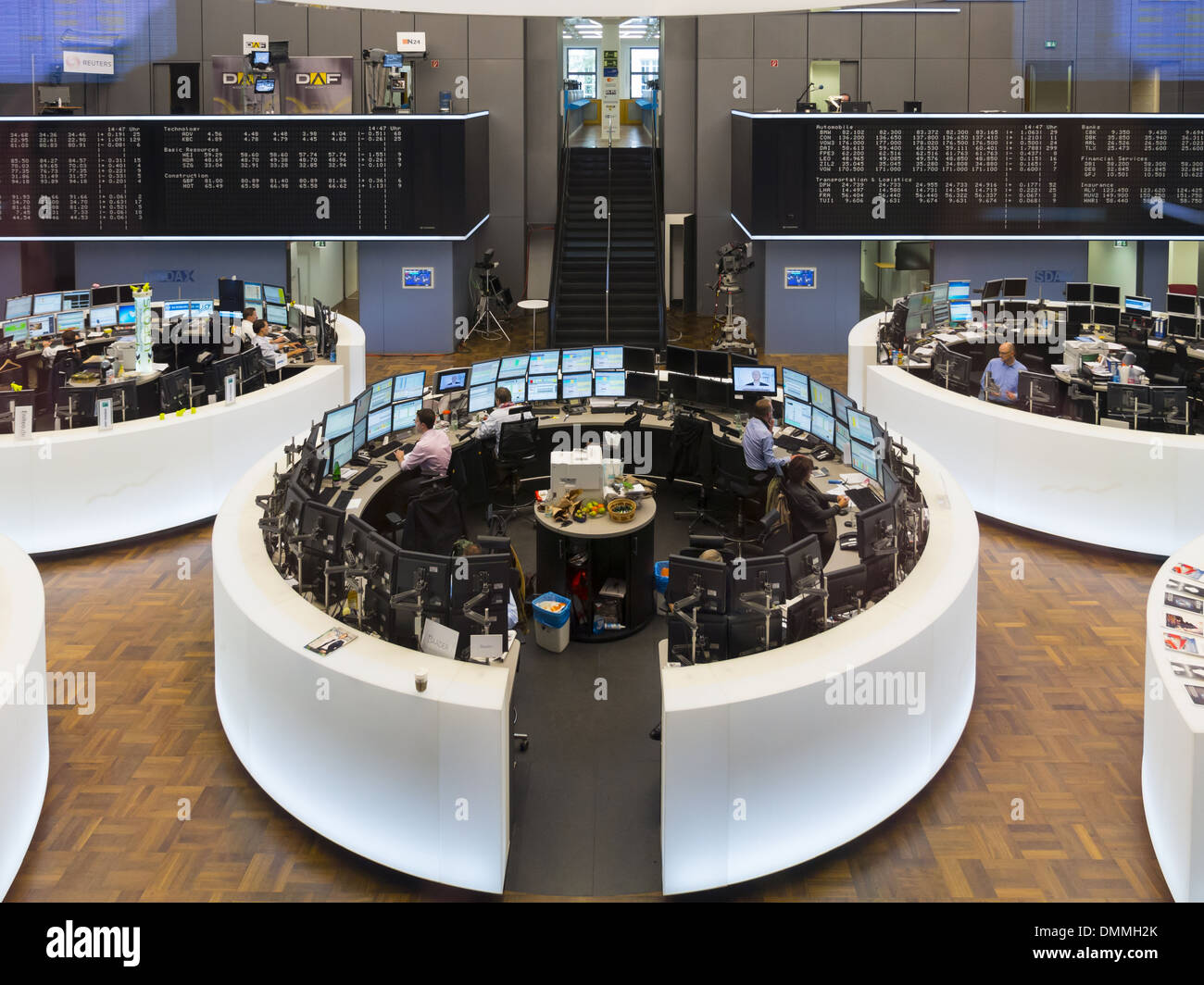 Broking exchange hi-res stock photography and images - Alamy
