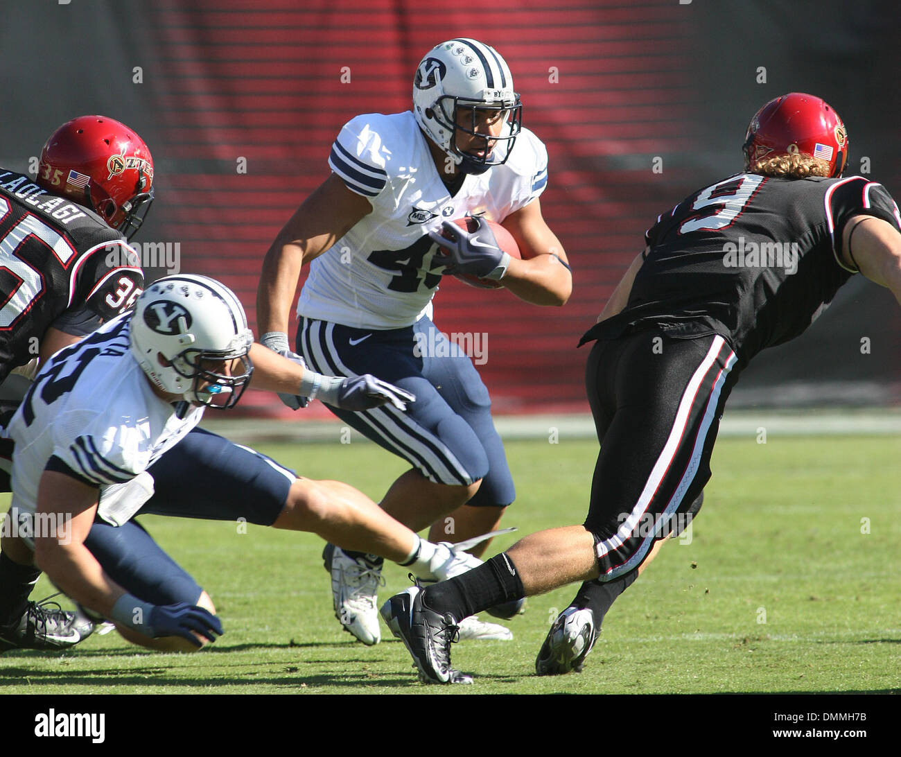 17 November 2009: BYU Cougars running back Harvey Unga runs outside ...