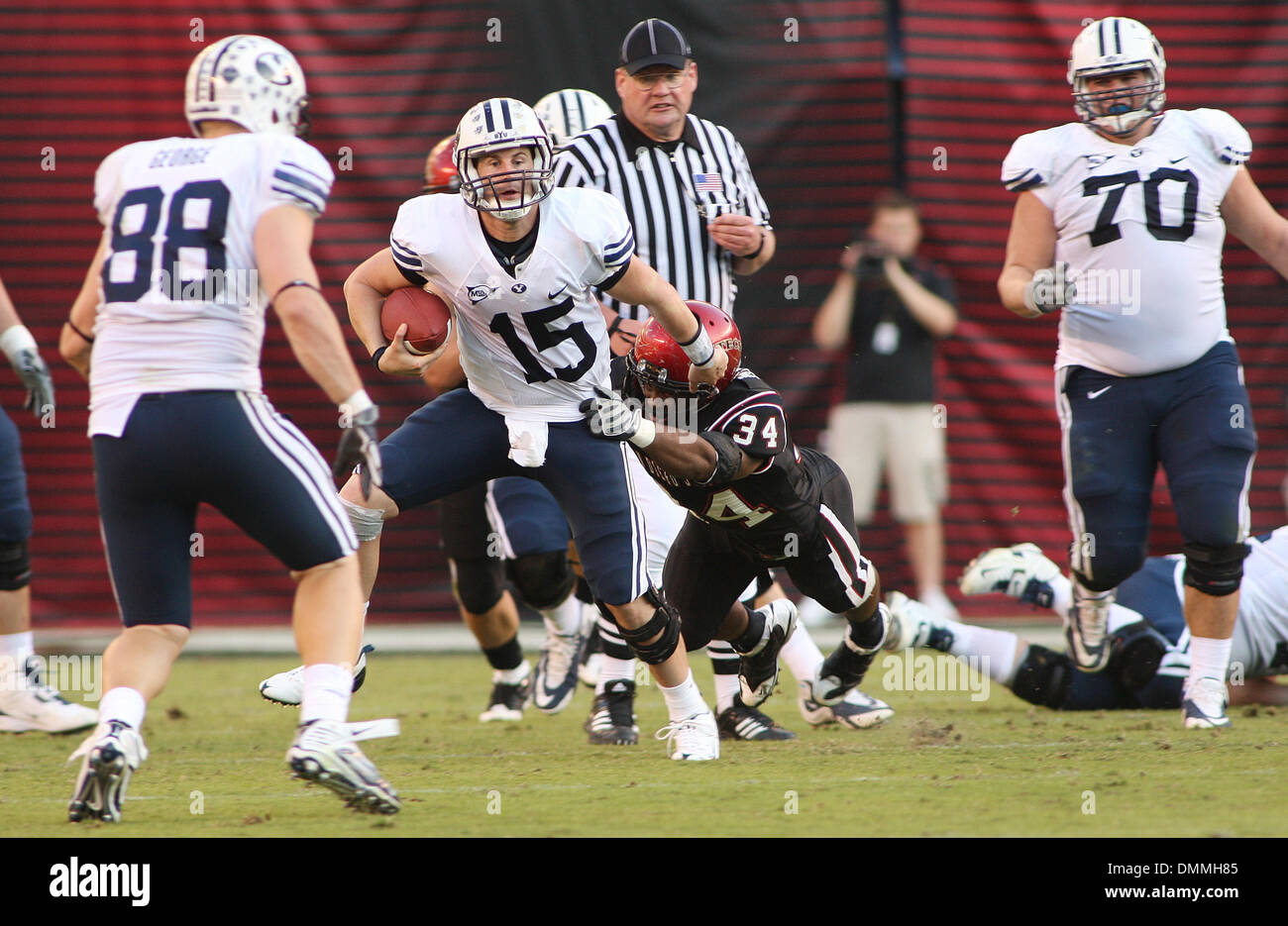17 November 2009: BYU Cougars QB Max Hall on a QB sneak against San ...