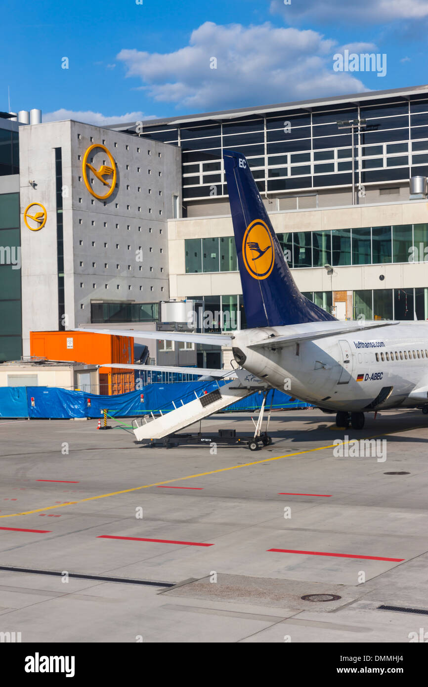 Lufthansa airplane logo hi-res stock photography and images - Alamy