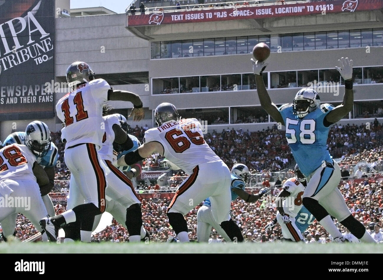 October 18, 2009: Carolina Panthers linebacker Thomas Davis #58 breaks ...