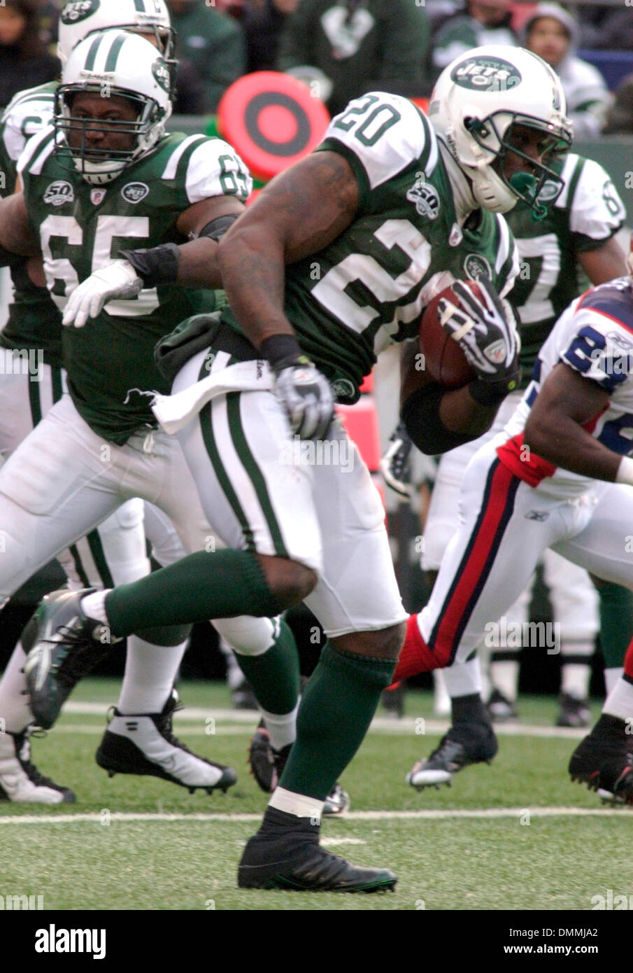 18 October 2009: New York Jets running back Thomas Jones (20)goes for a ...