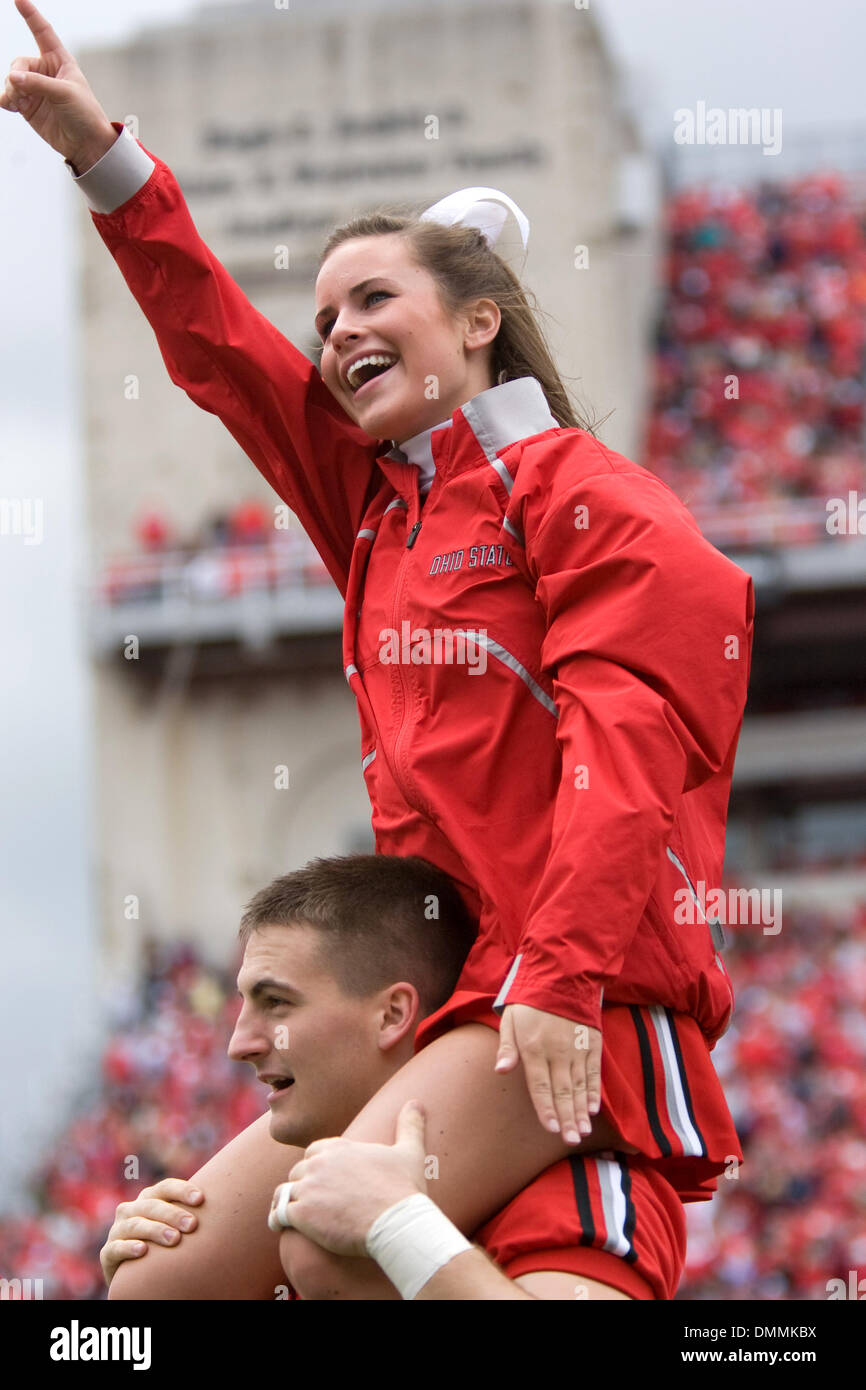 Ohio state buckeyes cheerleaders hi-res stock photography and images ...