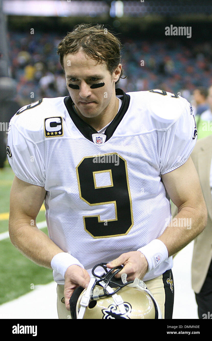 18 October 2009: Saints quarterback Drew Brees (9) heads to the locker ...