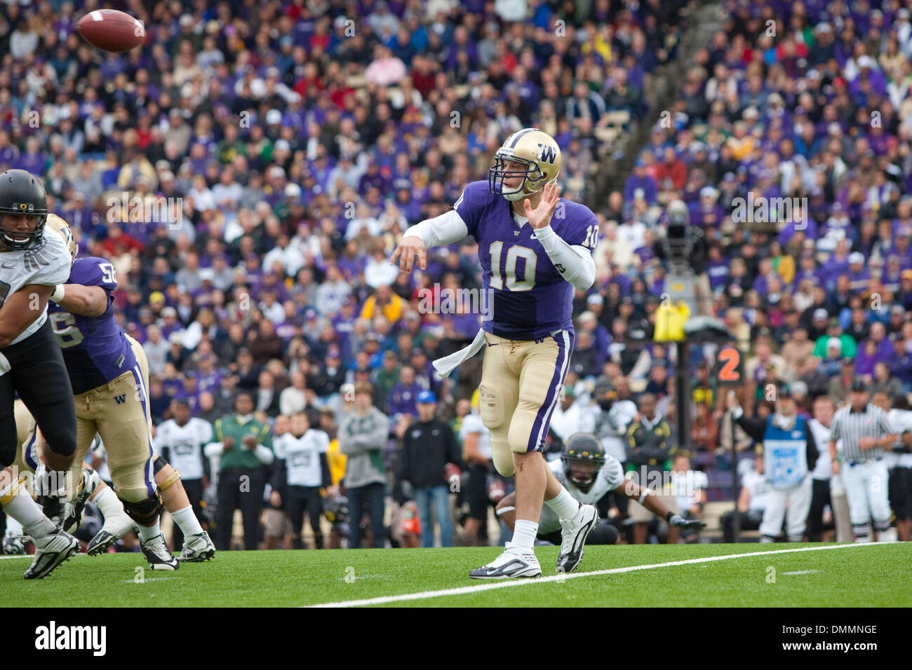 24 October 2009: Washington quarterback Jake Locker (10) in the game ...