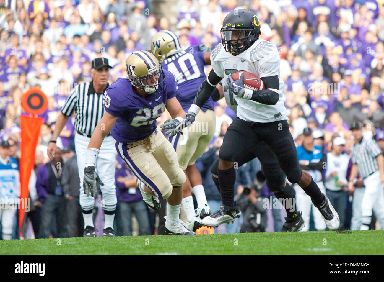 24 October 2009: Oregon running back LaMichael James (21) runs past ...