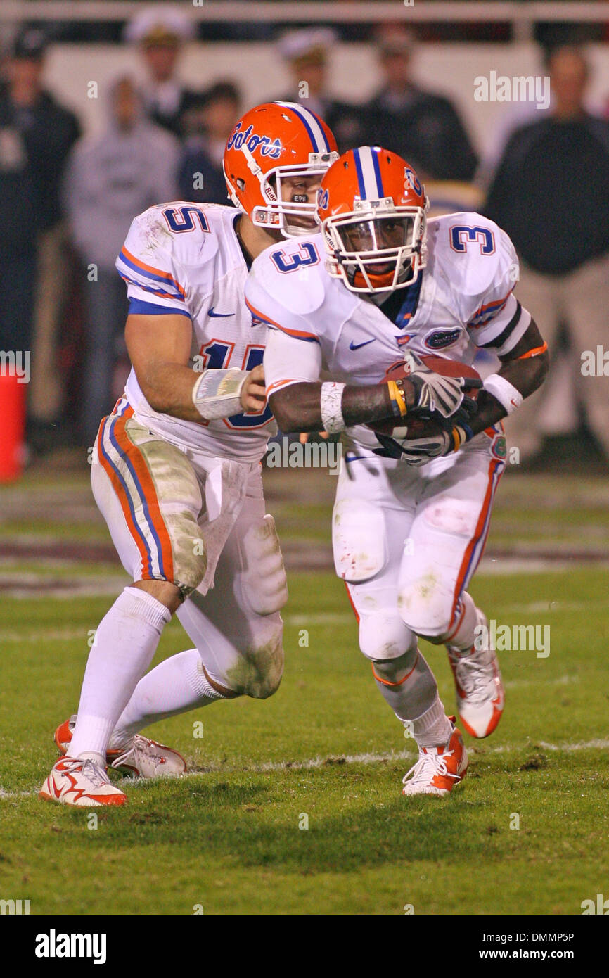 24 October 2009: Chris Rainey (3) receives a handoff from Tim Tebow (15 ...