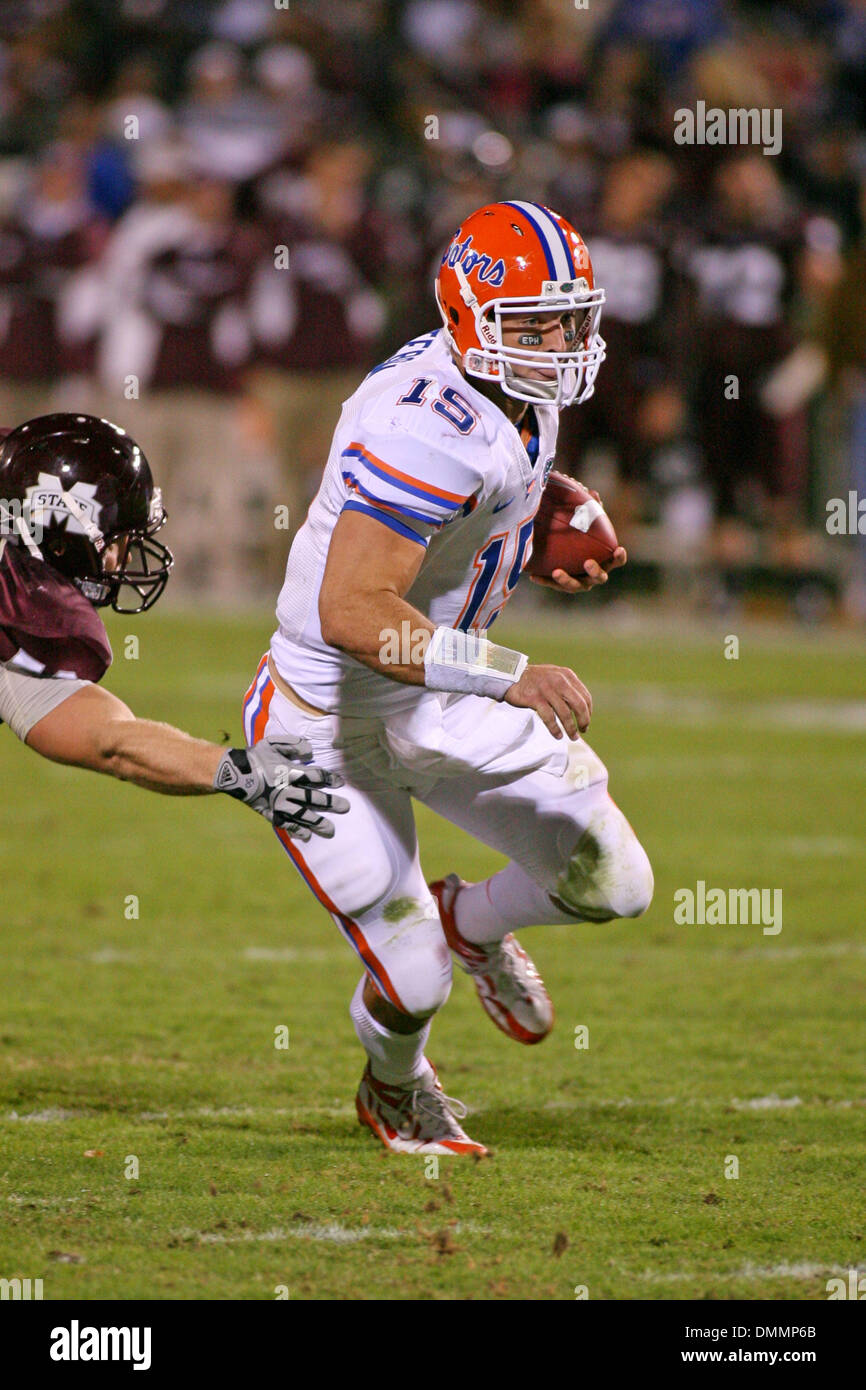 24 October 2009: Tim Tebow (15) rounds the corner past a Bulldog ...