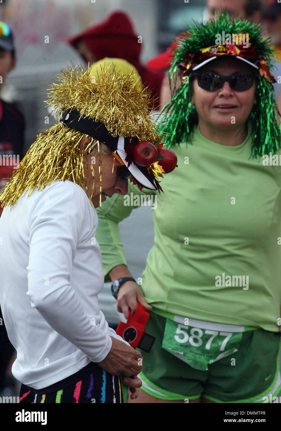 FRESNO, CA. 11/8/9 MTD EPZ MARATHON HATS Johanna Alandt, left and ...