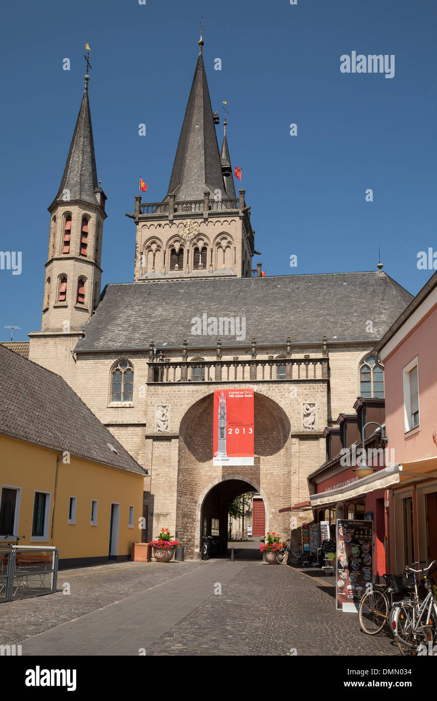 Germany, North Rhine-Westphalia, Xanten, St. Victor's Cathedral and old ...