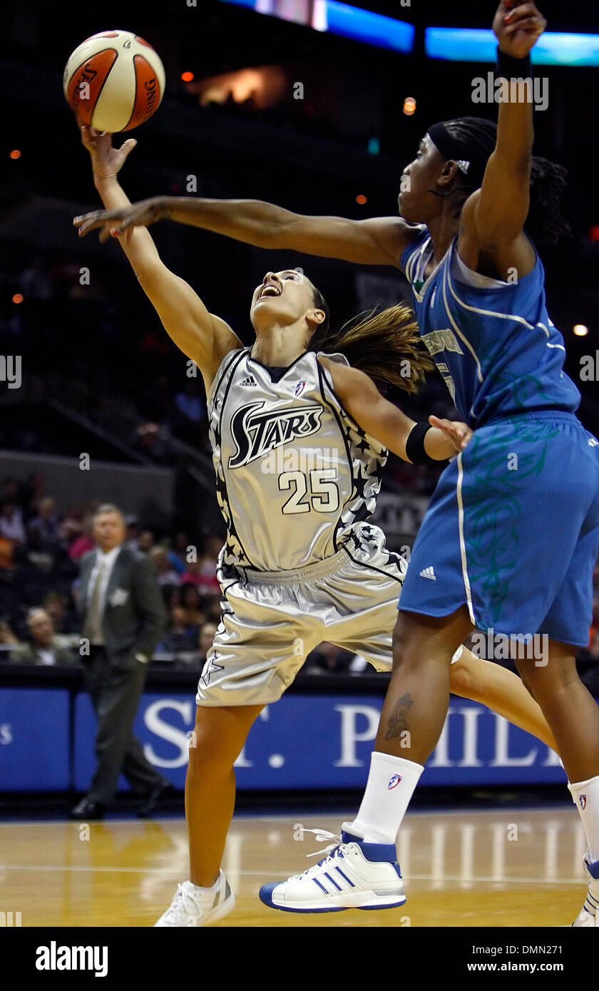 SilverStars' Becky Hammon goes up for a layup against the Minnesota ...