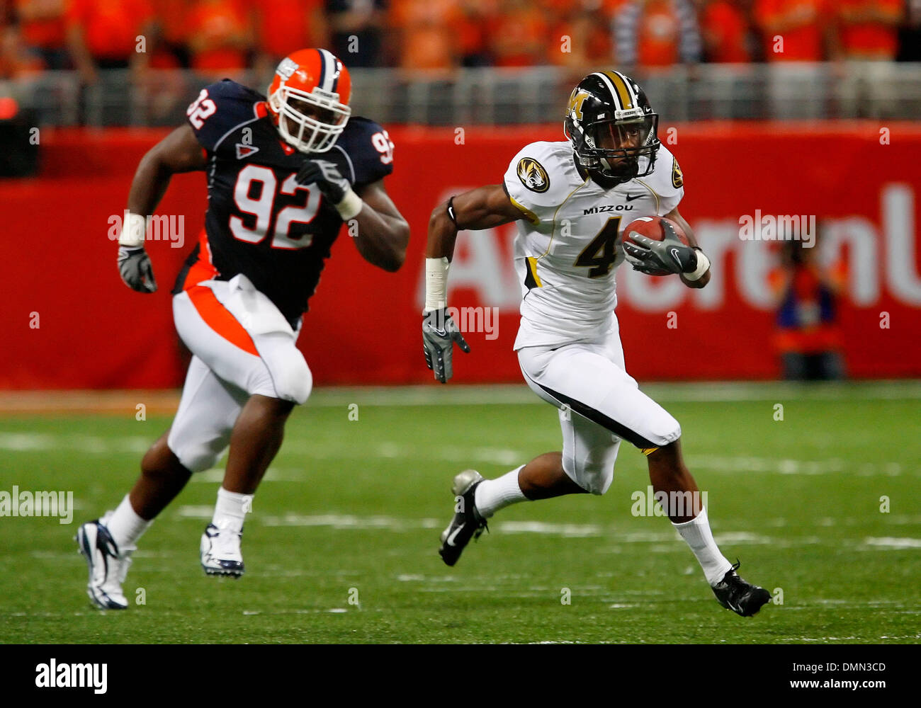Missouri wide receiver JARED PERRY (4) charges down the field past ...