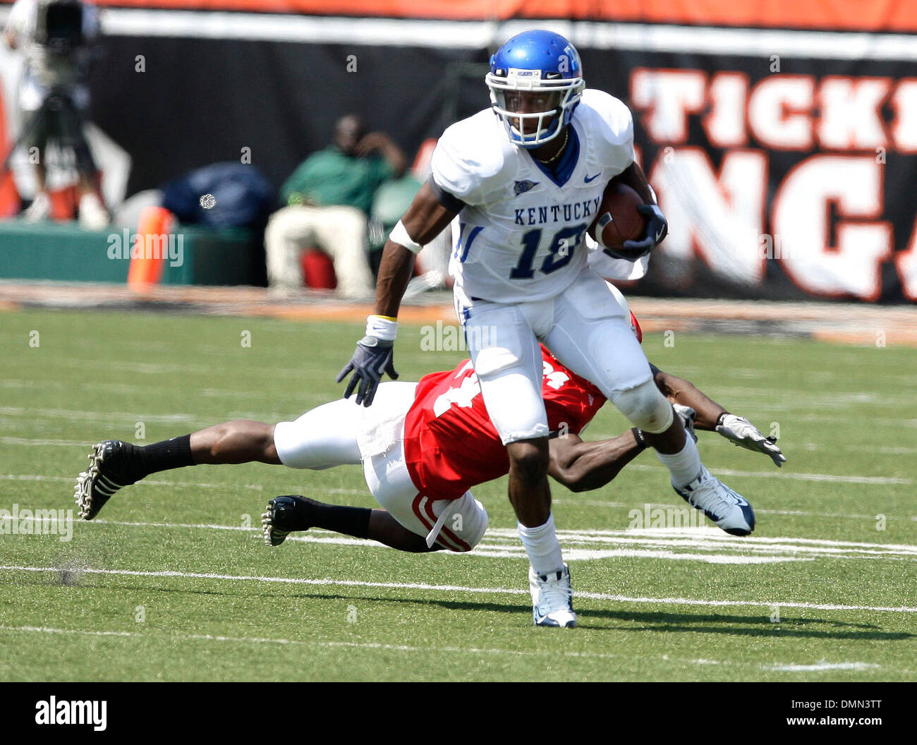 Randall Cobb, shed the tackle of Brandon Stephens for a gain as ...