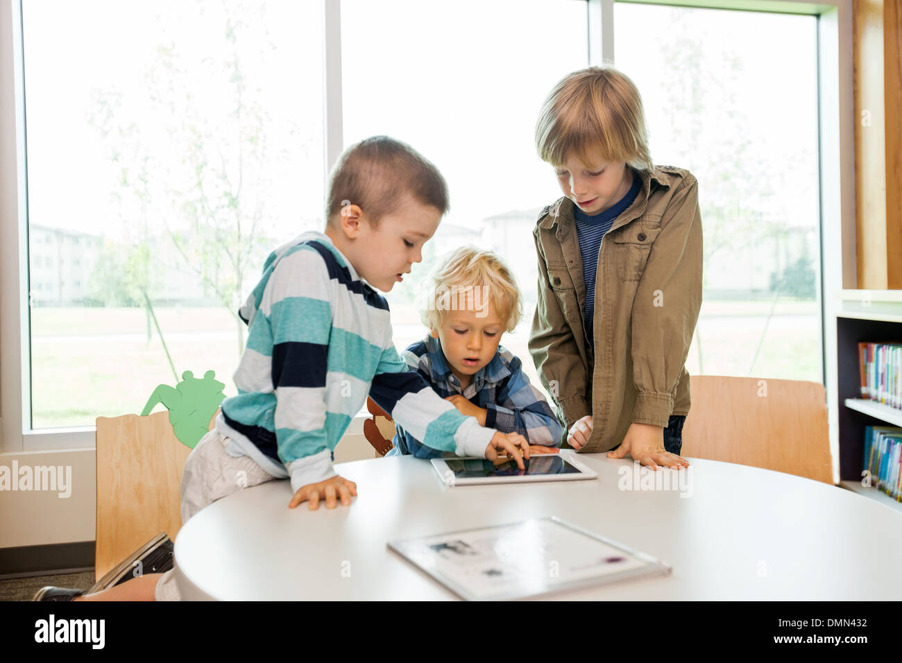 Child library hi-res stock photography and images - Alamy