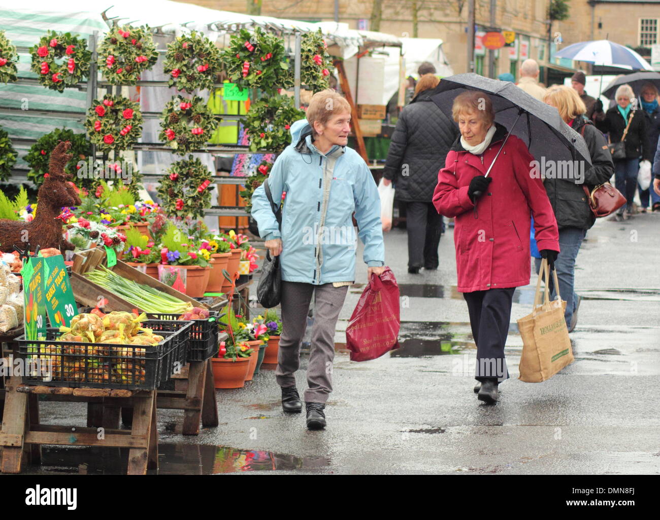 Bakewell, Derbyshire, UK. 16th Dec, 2013. Rain and grey skies fail to ...