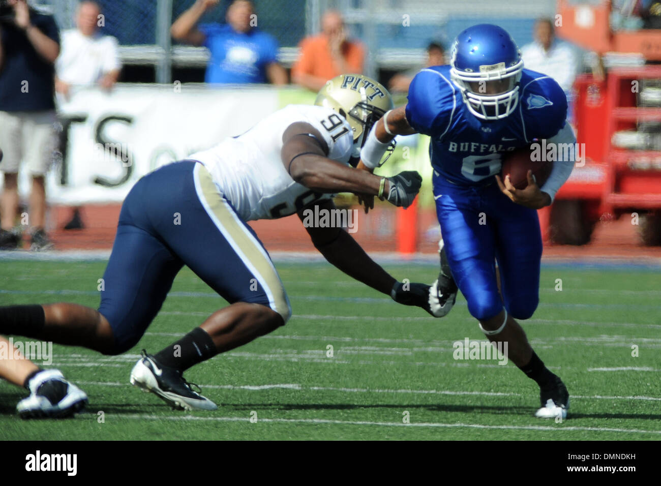 Quarterback scrambles hi-res stock photography and images - Alamy