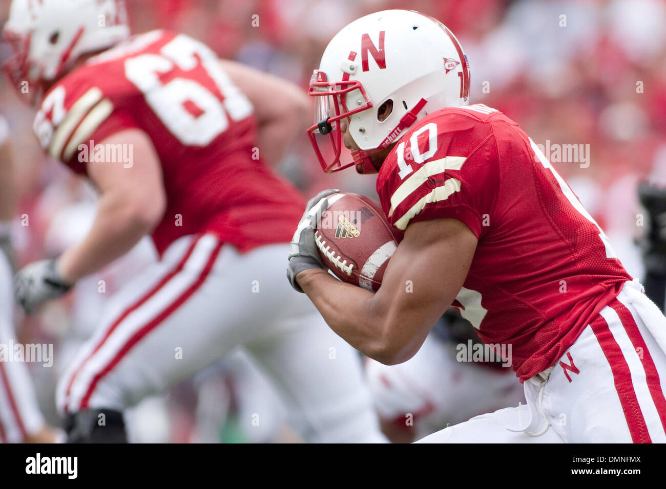 12 September 09: Nebraska running back Roy Helu Jr. running the option ...
