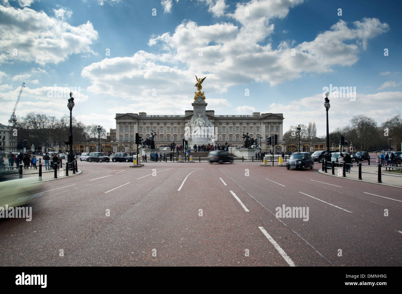 Buckingham palace queen elizabeth hi-res stock photography and images ...